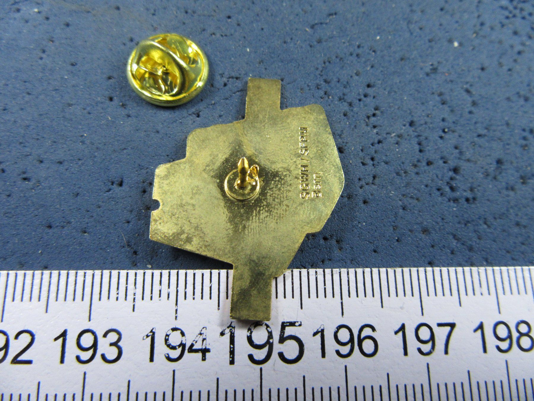 PIN " RAN AN DEN SCHWEIZER KÄSE " GOLDIG (Gebraucht) in Ettingen für CHF 0.45 – mit Lieferung ...