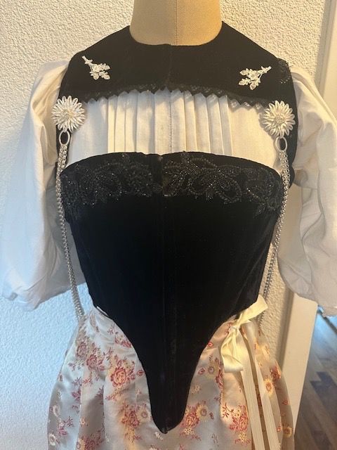 Tracht, Berner Tracht, Gr. 36/37 (Gebraucht) in Hindelbank für CHF 890 – mit Lieferung auf ...