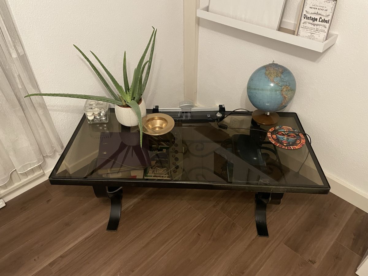 GRATIS: Schicker Glastisch mit schmiedeeisernem Gestell (Gebraucht) in ...