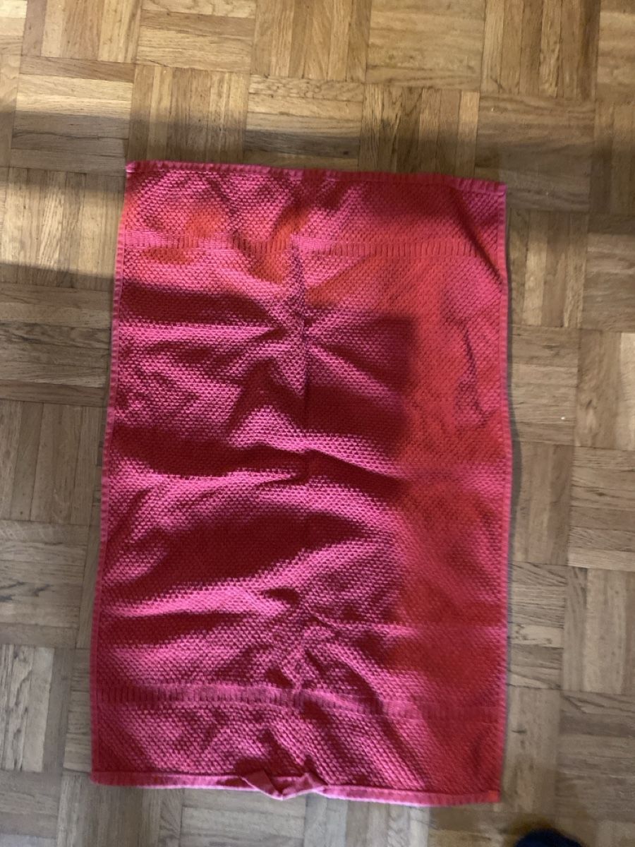 Serviette pour les mains rouge (D'occasion) à Genève pour CHF 2 – avec ...