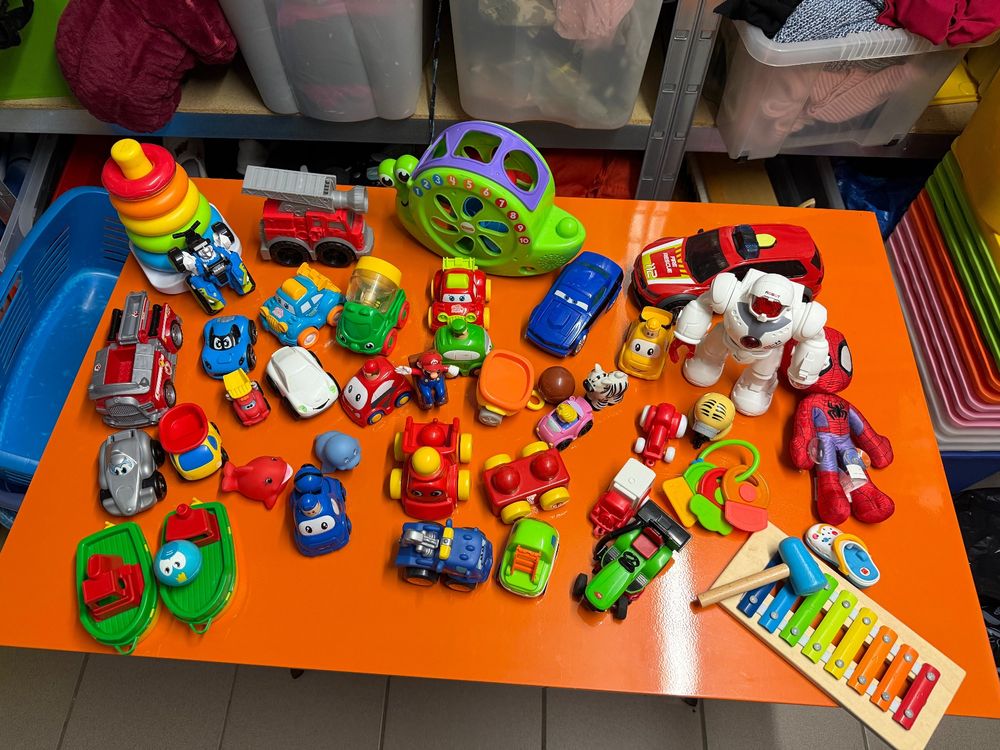 SPIELZEUG FÜR KLEINI KINDER - VIELEN AUTO (Gebraucht) in Cugnasco für ...
