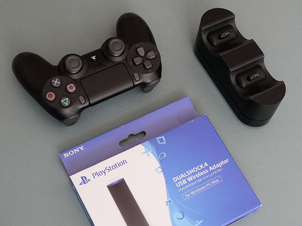 DualShock 4 Kit: Controller + Wi-fi Stick + Docking Station (Gebraucht ...
