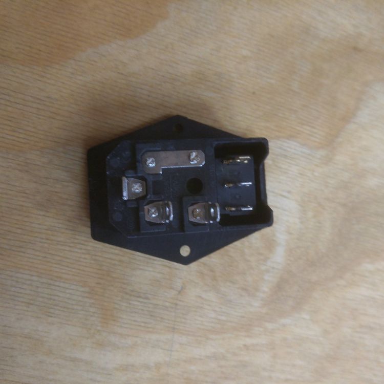 Einbau Buchse Steckdose C14 mit Sicherung und Schalter | Kaufen auf Ricardo