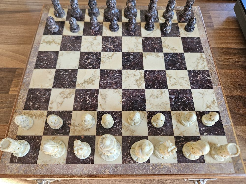 Antique Style Chess Set with Board and Carved Pieces (Gebraucht) in ...
