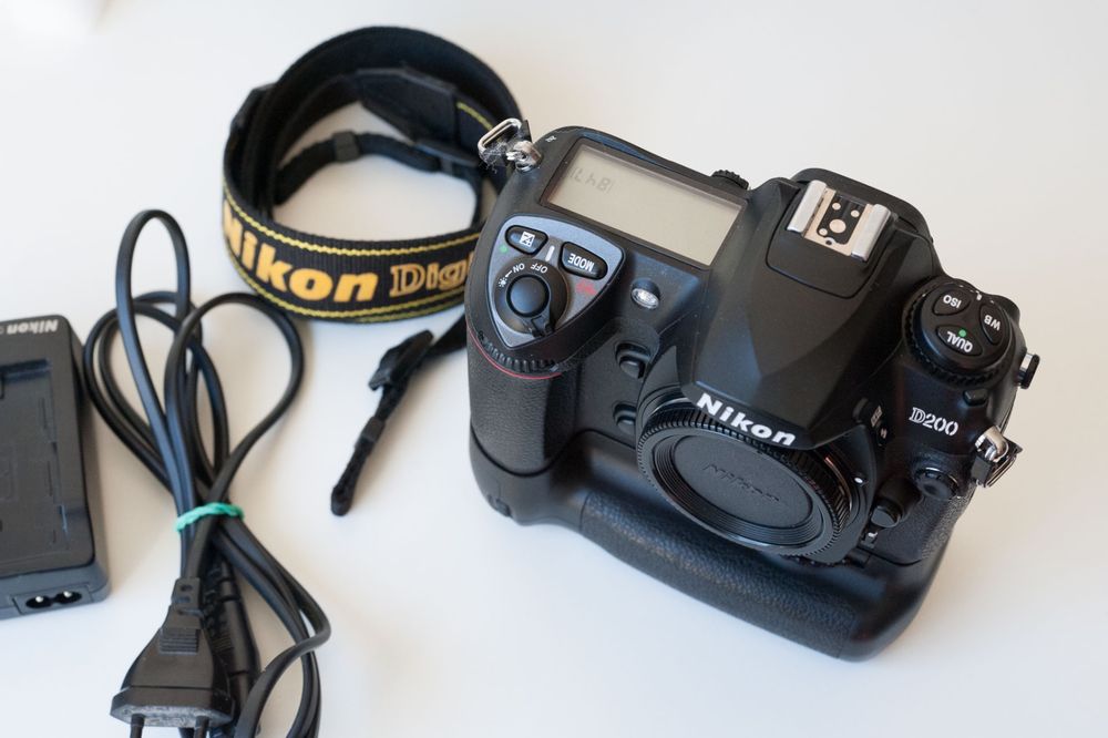 Nikon D200 inkl. Batteriegriff - knapp 1700 Auslösungen (Gebraucht) in ...
