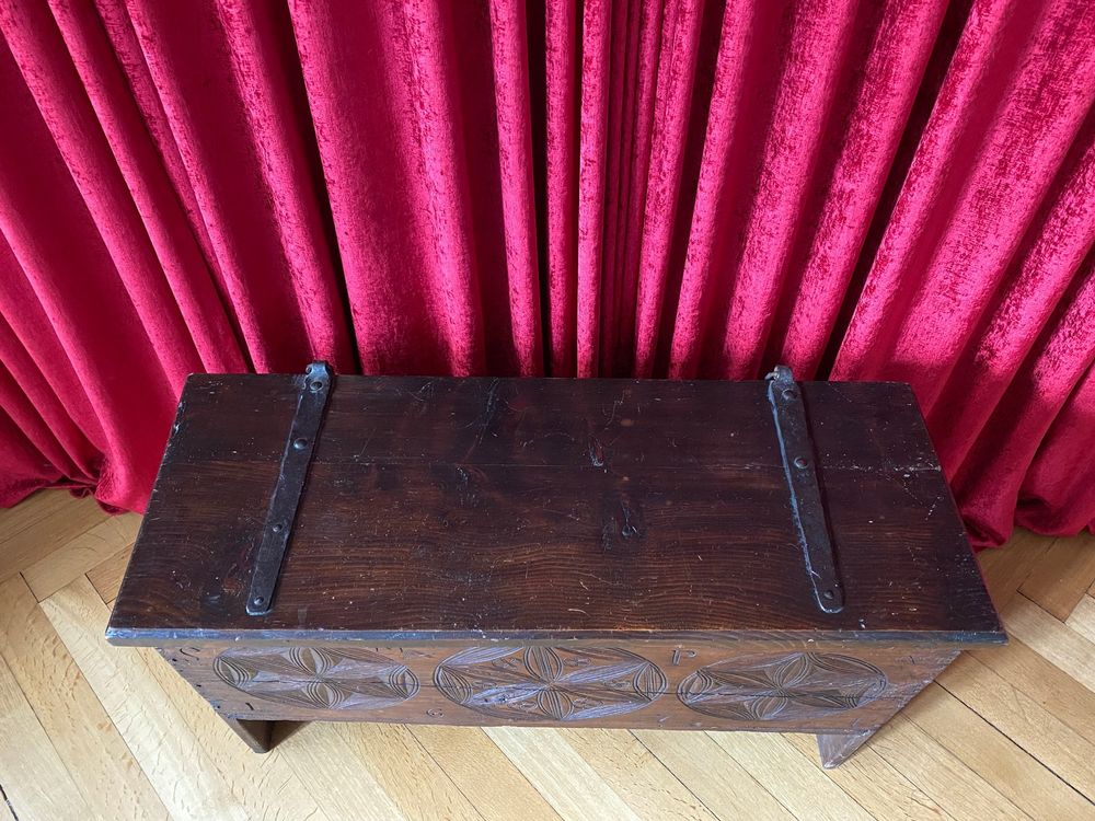 COFFRE DE MARIAGE EN BOIS MASSIF SCULPTÉ DE 1671 (Gebraucht) in Fribourg für CHF 900 – nur ...