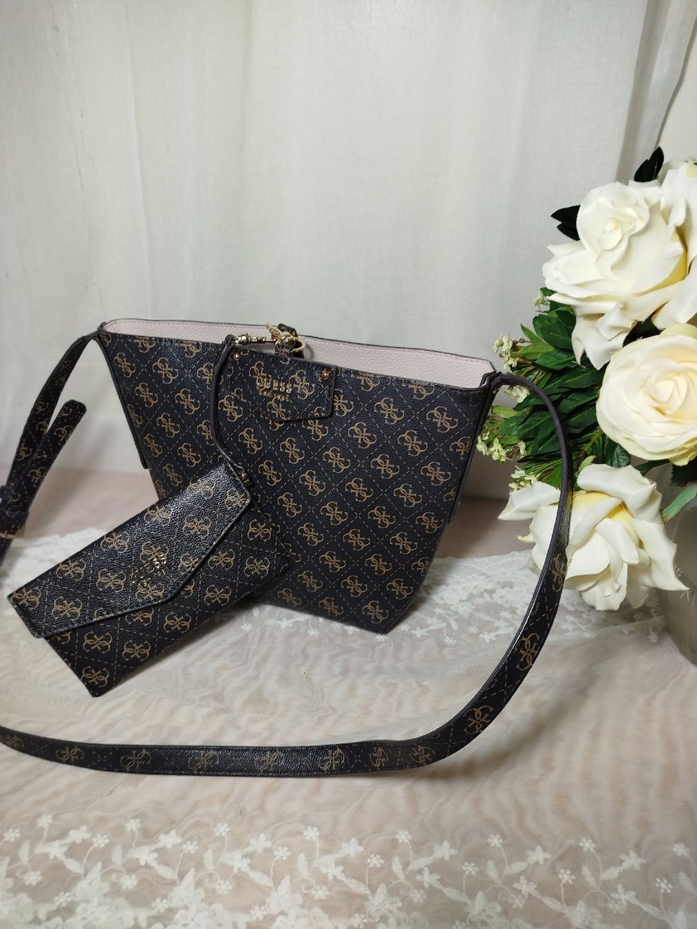 Guess Handtasche Set, Top Zustand (Gebraucht) in Rotkreuz für CHF 35 ...