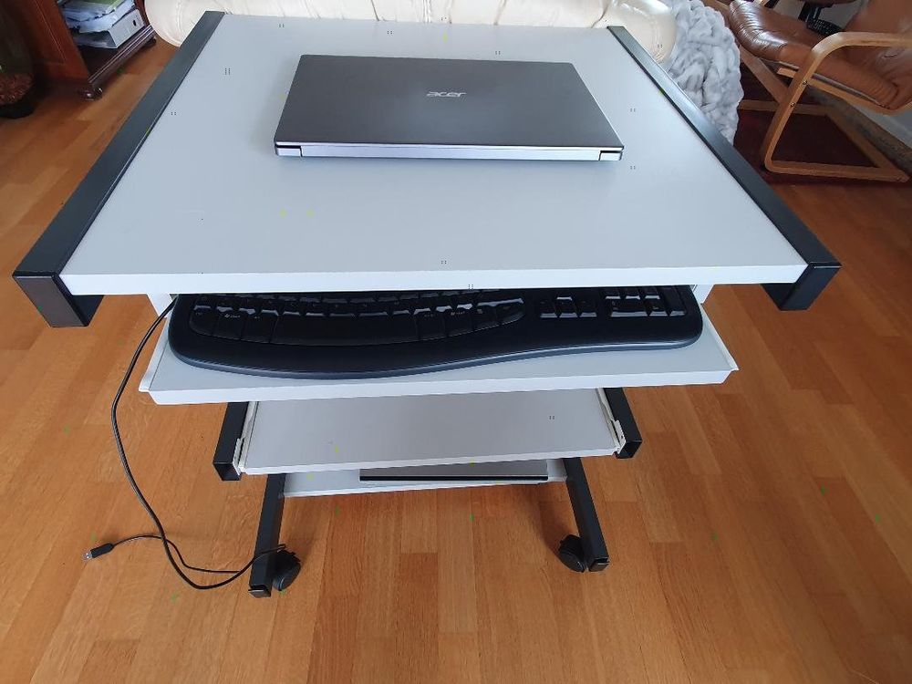 Computertisch (4 Ablagen, 2 ausziehbar) mit Rollen 25 CHF (Gebraucht ...