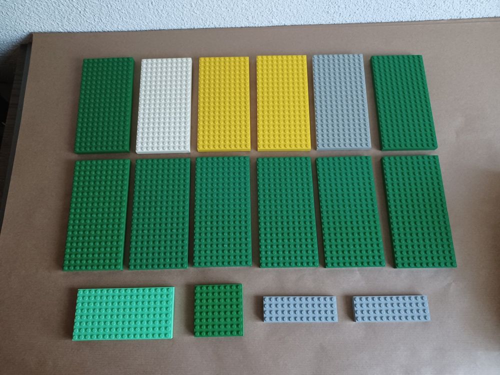 16 Lego Grundplatten 1cm dick. Gemäss Bilder/Beschreibung (Gebraucht ...