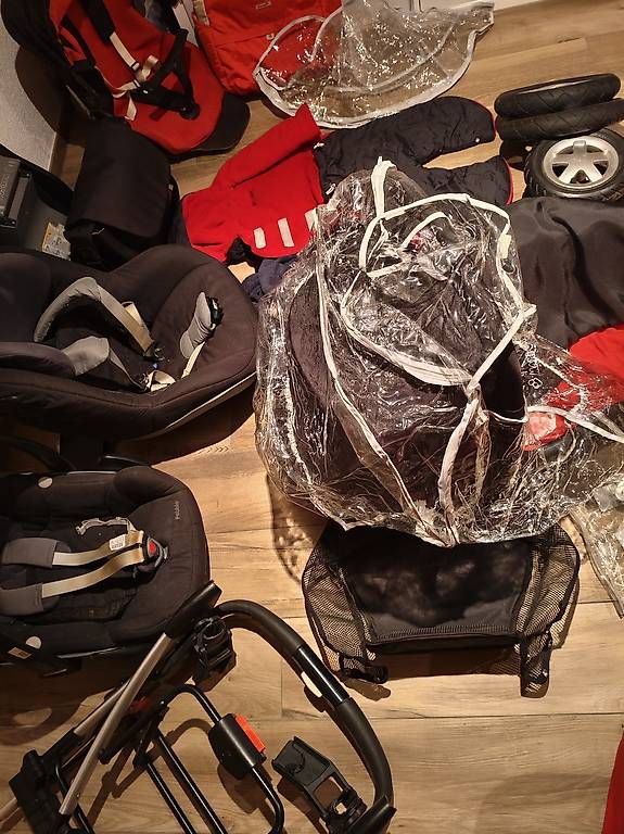 Pousette enfants 0-7 ans rouge et noir (D'occasion) à Les Bois pour CHF ...