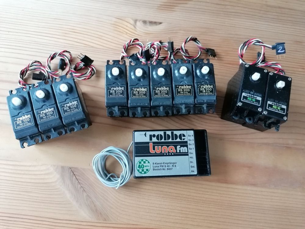 10x robbe Servos + 1 Empfänger Luna FM 40 MHz | Kaufen auf Ricardo