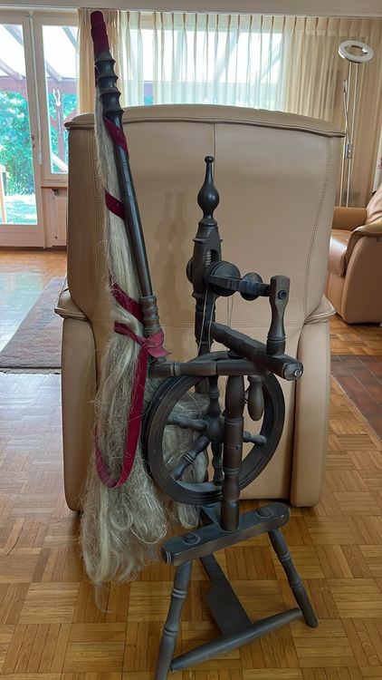 Rouet Ancien en Bois Massif et sa quenouille (D'occasion) à Bassins ...