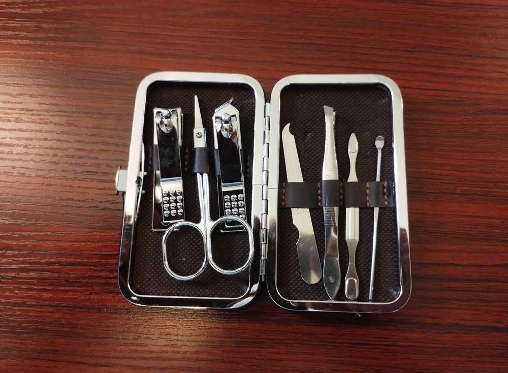 Reise-Set für Pediküre und Maniküre mit 8 Werkzeugen (Neu und originalverpackt) in Bremblens für ...