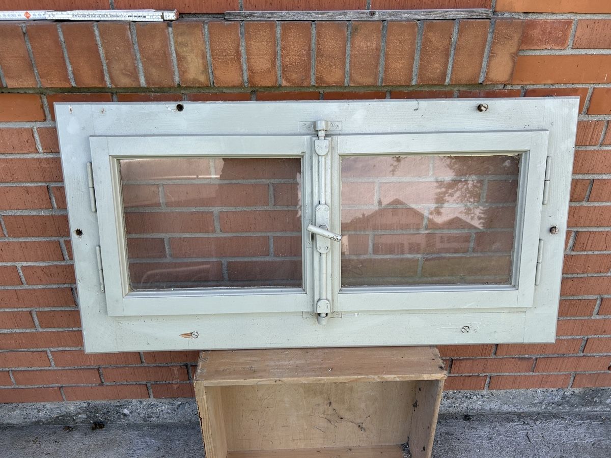 Fenster mit 2 Flügeln, sehr alt. (Gebraucht) in Gwatt (Thun) für CHF 85 ...