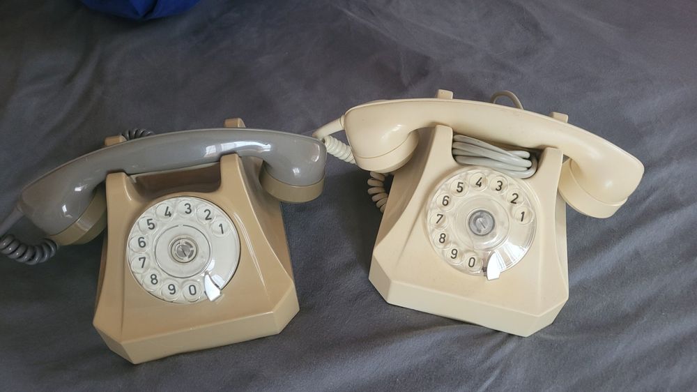 2 alte Tischtelefone Modell 50 | Kaufen auf Ricardo
