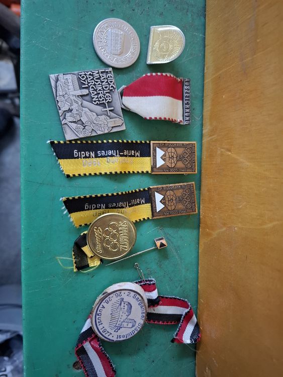 Diverse Sammlung von alten Auszeichnungen und Medaillen (Gebraucht) in ...
