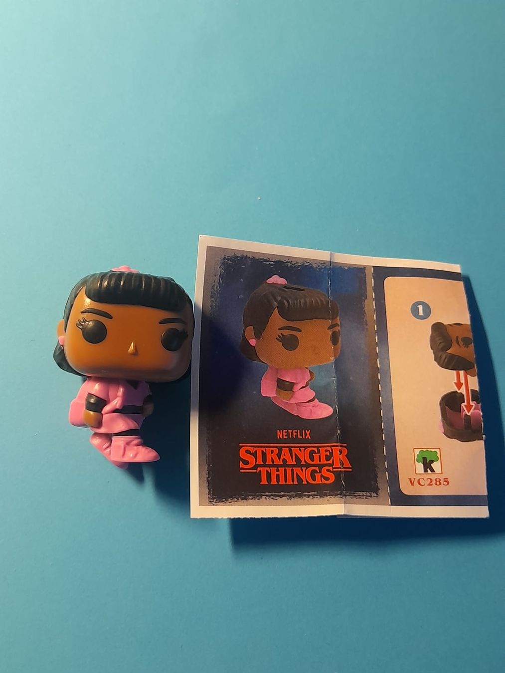 Kinder Joy Strange Things (Erica) (Nuovo (secondo la descrizione)) a ...