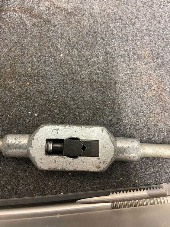 Gewindebohrer mit schneideisen M16 - M6 D154 (Gebraucht) in Heerbrugg für CHF 15 – mit Lieferung ...