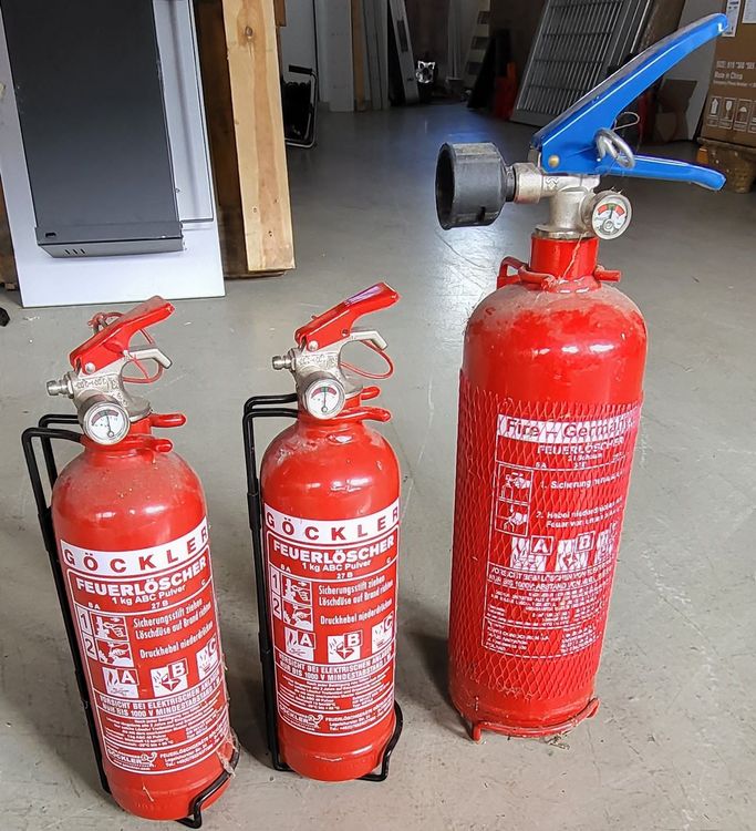 2x 1kg Pulver 1x 2l Schaum Feuerlöscher | Kaufen auf Ricardo