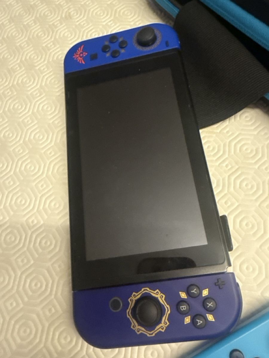 Nintendo Switch bundle with Zelda case & 7 games! (Gebraucht) in Rain ...