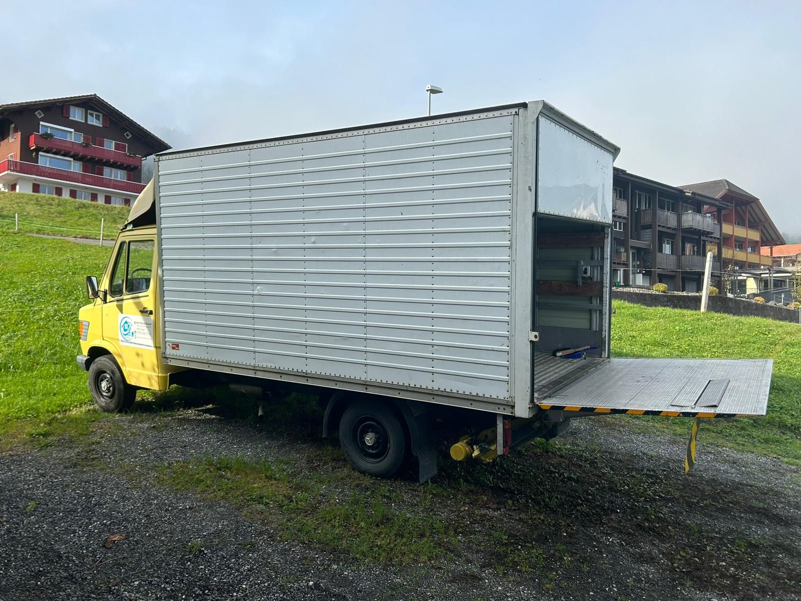 Mercedes Lieferwagen mit Hebebühne (Gebraucht) in Giswil für CHF 5800 ...