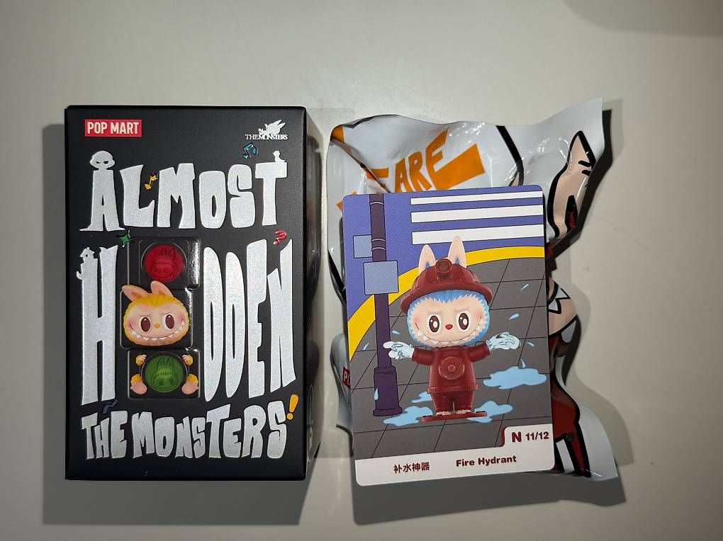 Labubu Almost Hidden The Monster FIRE HYDRANT (Nuovo e nell'imballaggio ...