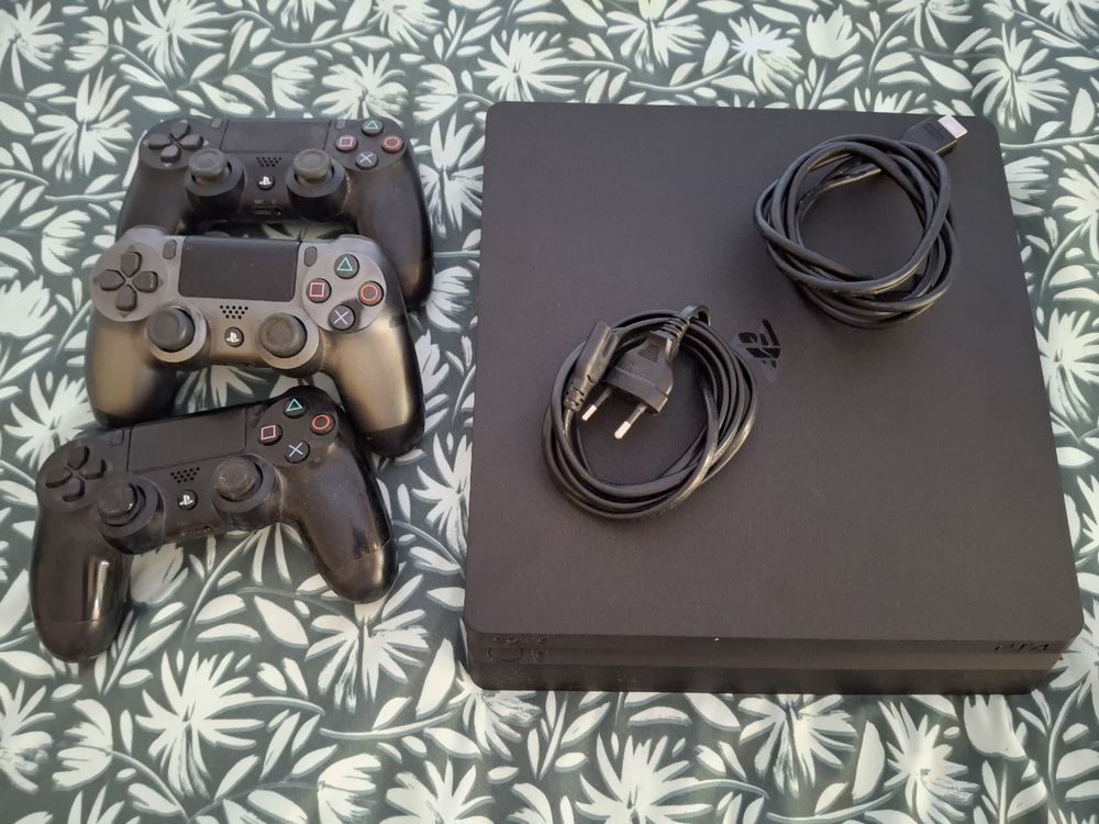 Playstation 4 + 3 Controller (schwarz) Gebraucht🔥 (Gebraucht) in Gattikon für CHF 65 – nur ...