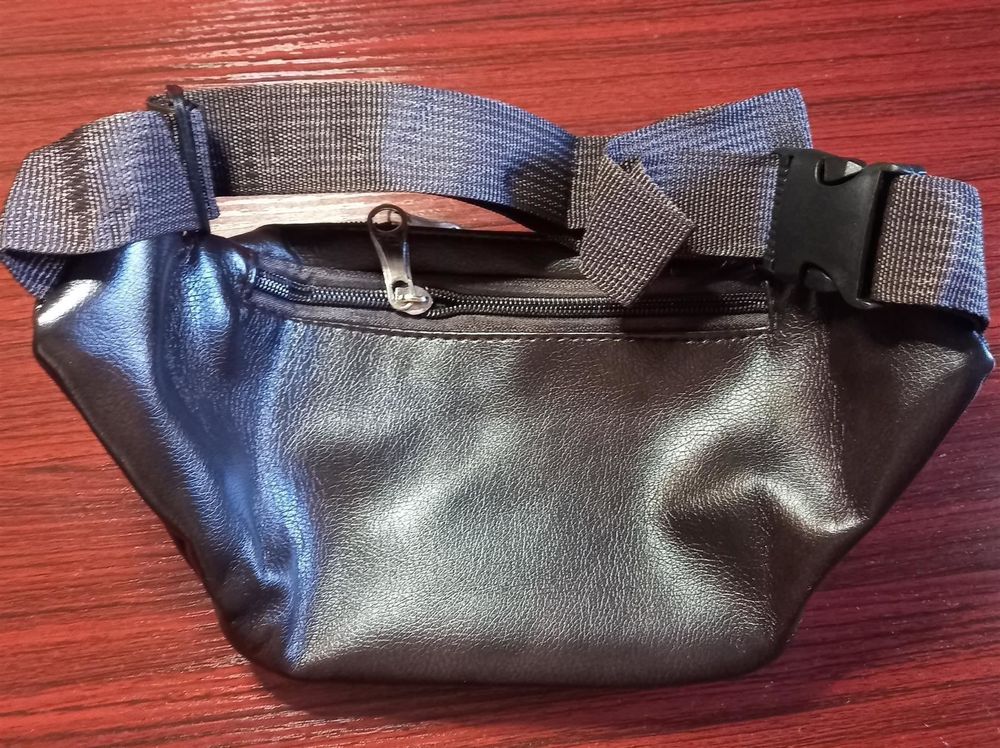 Leder Gürteltasche - Sac banane cuir pour homme (2 STK) (Neu und originalverpackt) in Bremblens ...