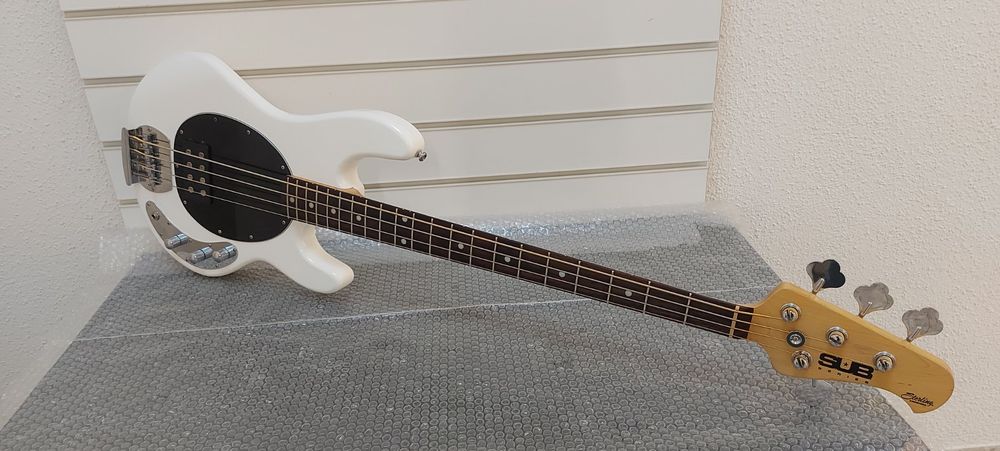 Sterling by Music Man SUB Ray 4 weiss · e-bass neuwertig | Kaufen auf ...