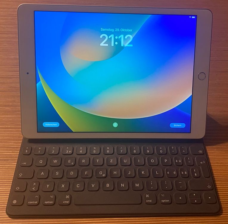 iPad 7. Generation mit Smart Keyboard (Gebraucht) in für CHF 255 – mit ...