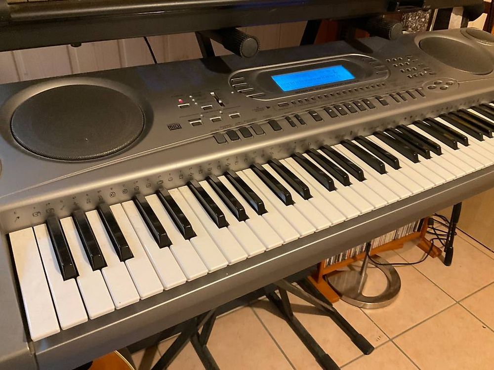 Keyboard, son des années 2000 (Gebraucht) in Vuarmarens für CHF 200 ...