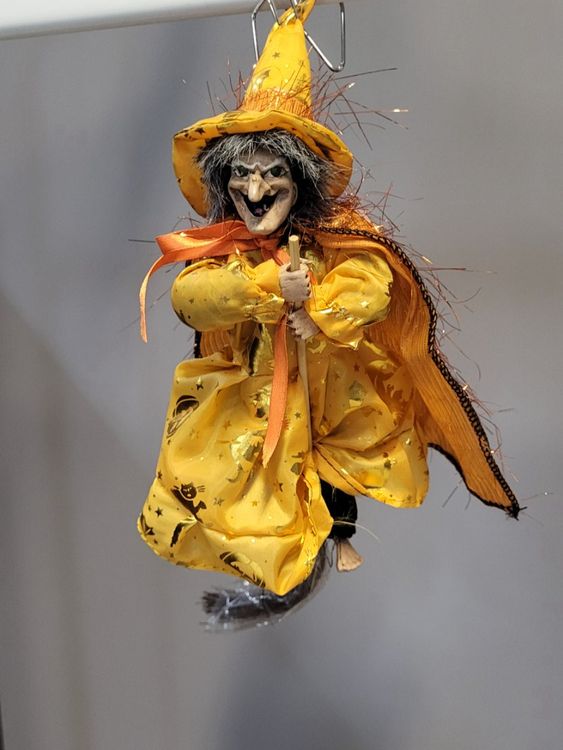 Deko: Lustige, kleine Hexe auf Besen 🧙‍... (Neu (gemäss Beschreibung ...