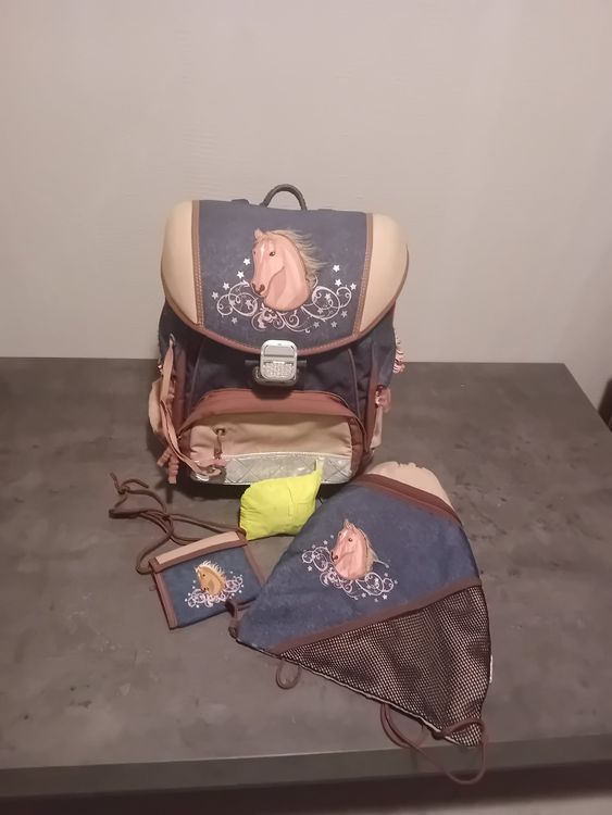 Neuwertiges Scout Schulranzen Set mit Pferde Motiv 🐴🎒! (Gebraucht) in ...