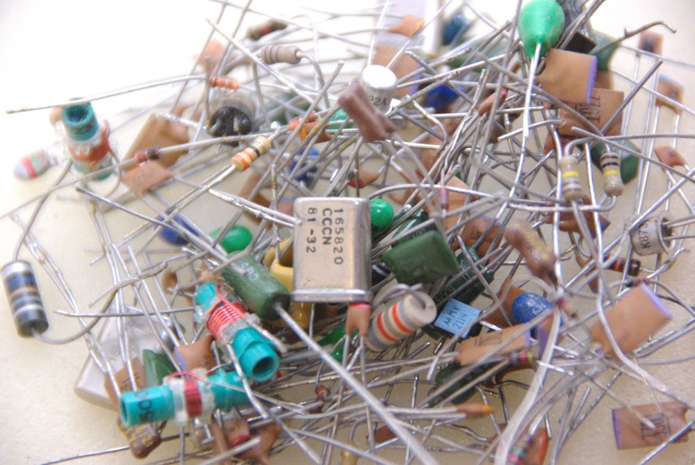 Elektronikteile / Kondensatoren / usw. (Gebraucht) in Herisau für CHF 1 ...