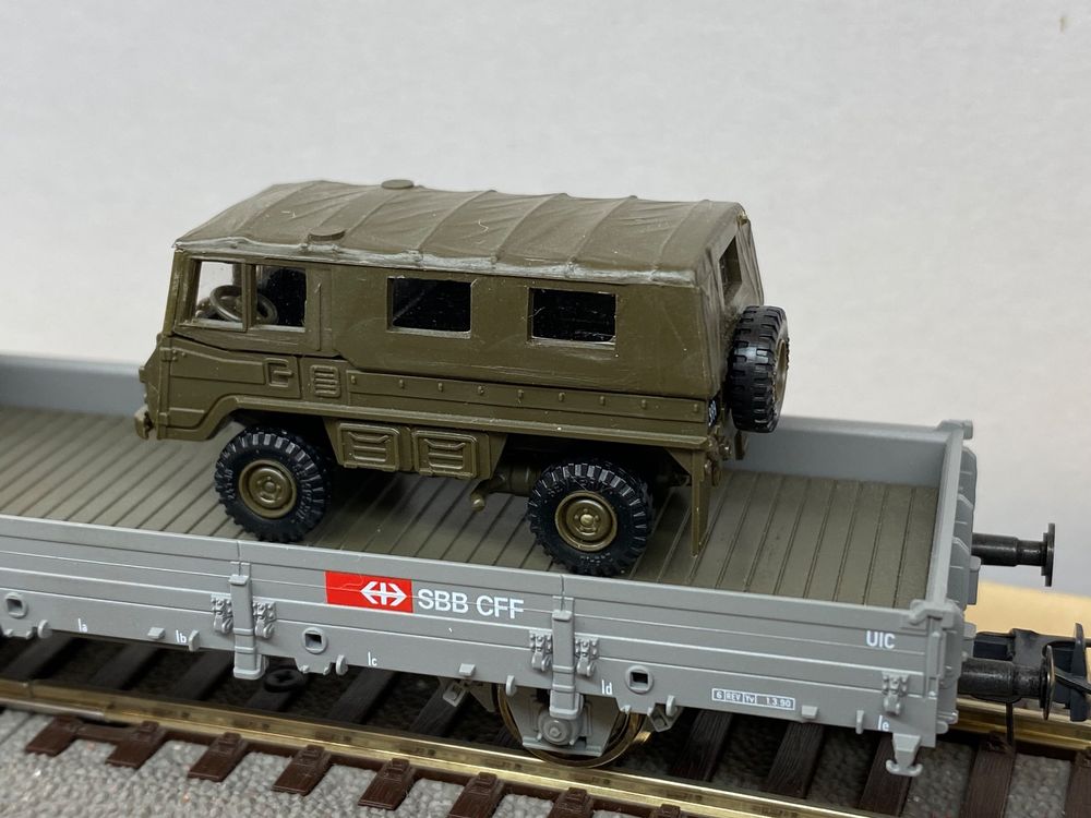 2 x Roco (H0 GS) SBB Rungenwagen Ks mit Militär-Fahrzeugen (Gebraucht) in Zürich für CHF 55 ...