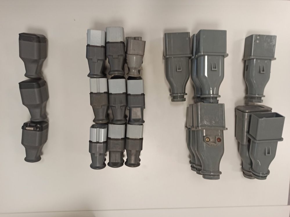 Diverse Stecker und Steckdosen J25 und I15 (Gebraucht) in St. Antoni ...