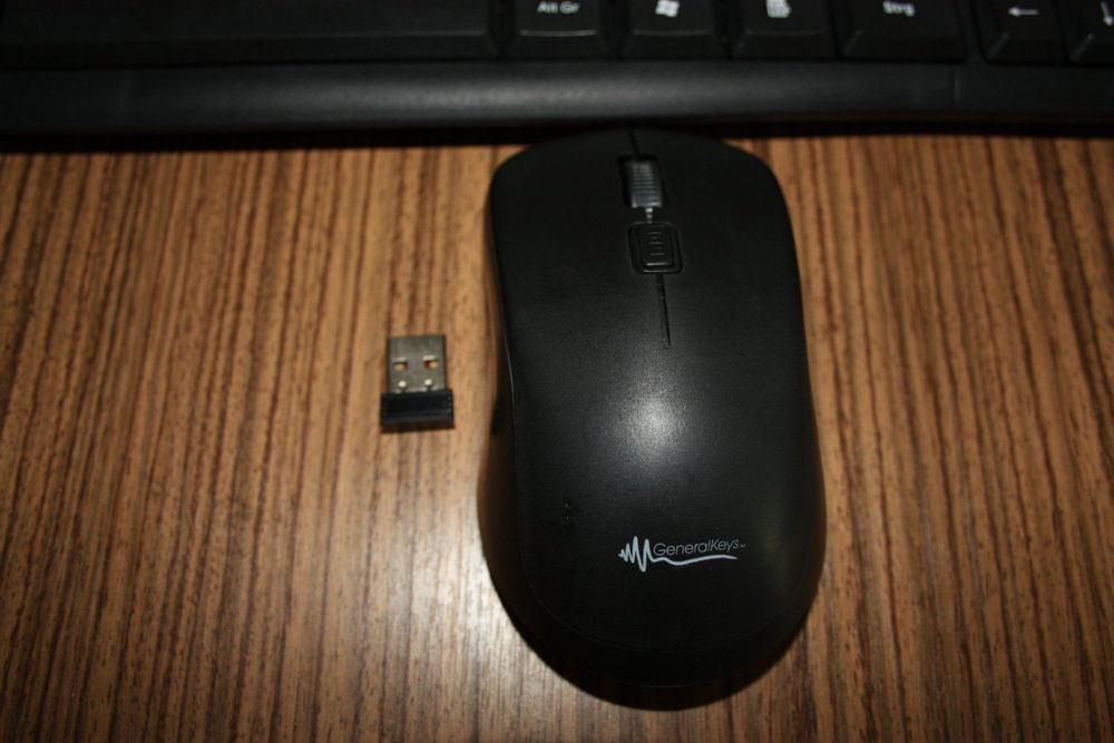 Kabellose Tastatur mit Maus und Stick GeneralKeys (Gebraucht) in Flüelen für CHF 2 – mit ...