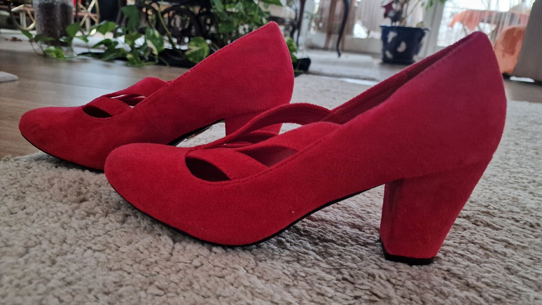 Elegante rote Wildleder Pumps von Sasha Fierce, Gr. 39 neuw. (Gebraucht ...