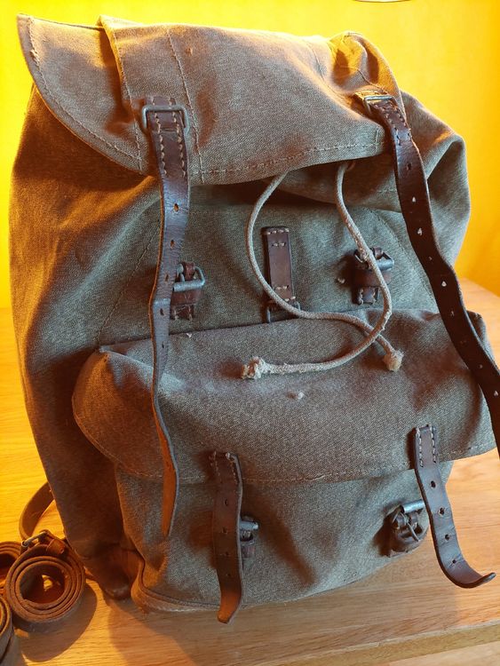 alter Militär-Rucksack mit Lederriemen | Kaufen auf Ricardo