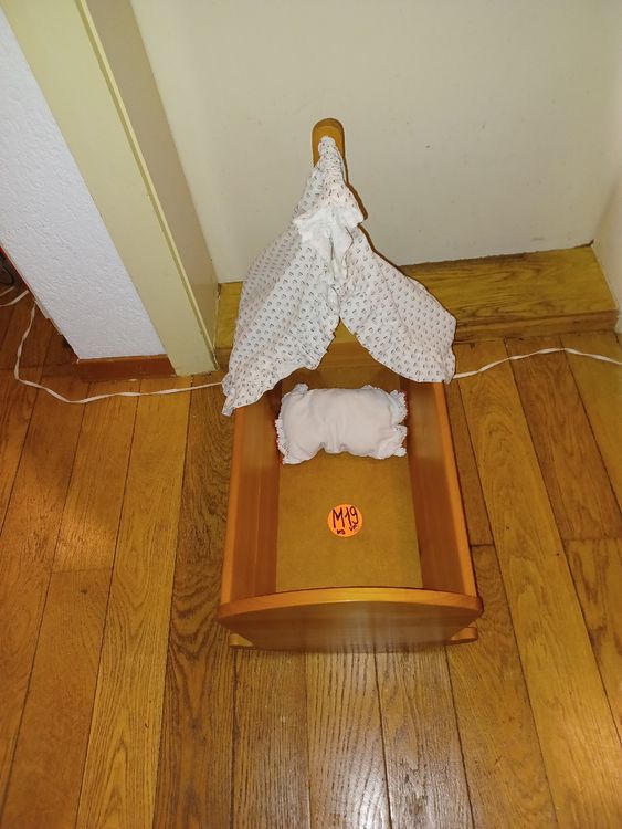 Süsses Puppenbett mit Himmel (Gebraucht) in Balsthal für CHF 30 – nur Abholung auf Ricardo kaufen