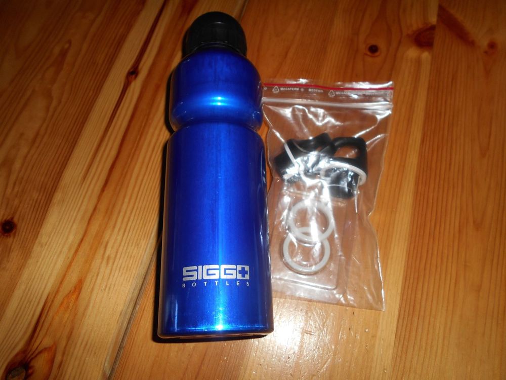 2x Sigg Flaschen a 7dl mit Ersatzdeckeln (Neu (gemäss Beschreibung)) in ...