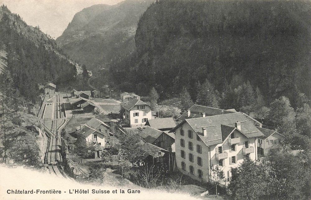 Châtelard Frontière (VS) – L’Hôtel Suisse et la gare Bahnhof (Usato) a ...
