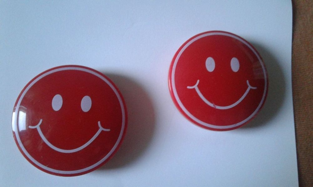 Magnete Smiley rot 2er | Kaufen auf Ricardo