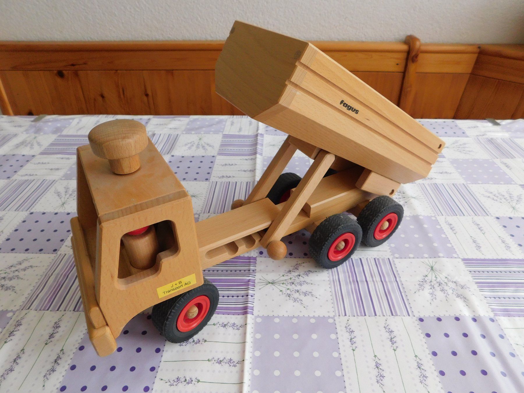 Holzlastwagen, Kipper der Marke Fagus mit zwei Figuren (Neu (gemäss ...