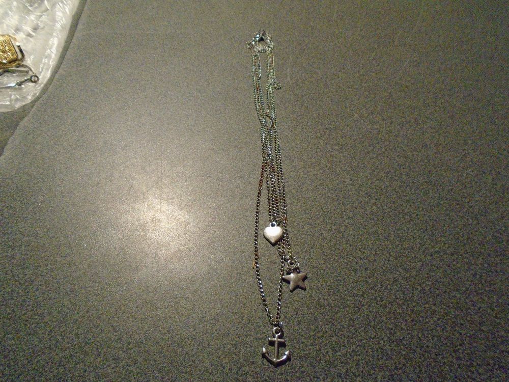 Kette silberfarbig, 3 Stränge, Anhänger Herz/Stern/Anker (Gebraucht) in ...