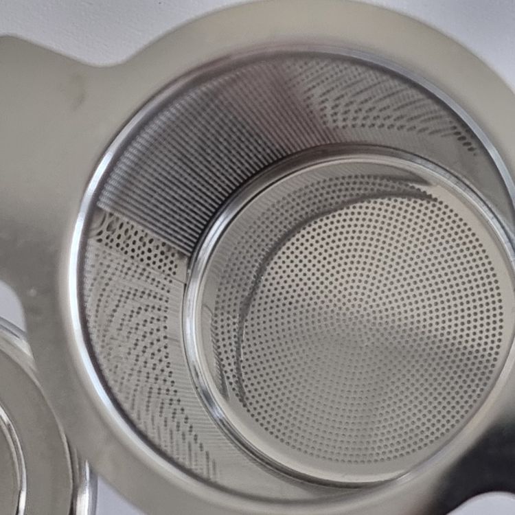 Teesieb mit Flügelhalterungen Deckel aus Edelstahl (Neu (gemäss Beschreibung)) in Sempach ...