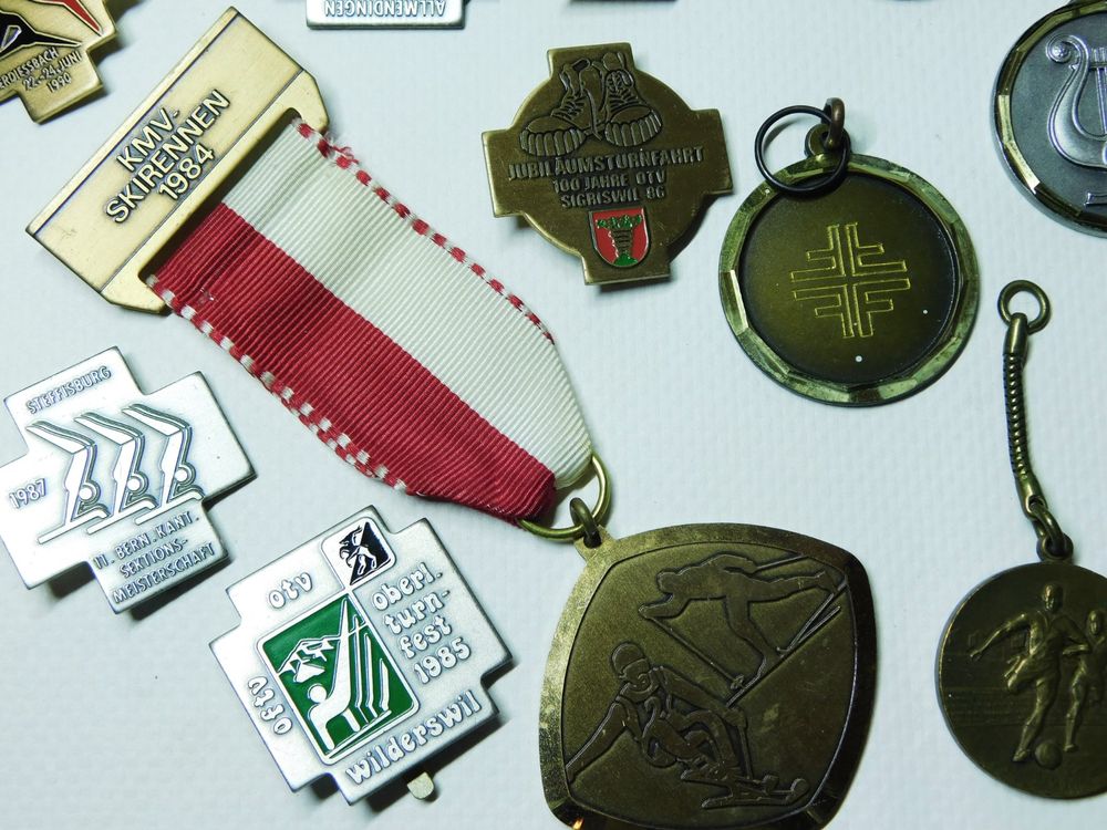 Grosse Sammlung von alten Abzeichen, Pins und Medaillen (Gebraucht) in ...