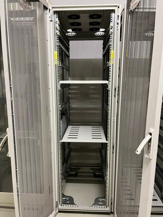 Compaq Server Racks 42U (Gebraucht) in Vaduz für CHF 500 – nur Abholung ...