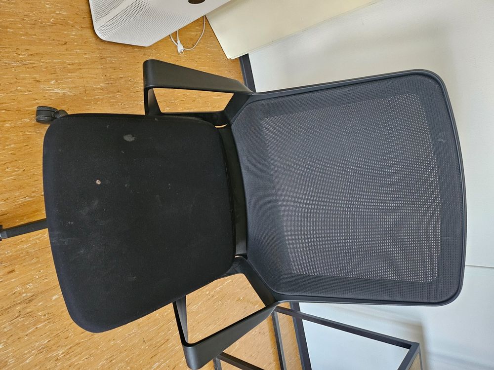 Chaise de bureau pivotante ergonomique Vitra noire a lavé (Gebraucht) in Gland für CHF 20 – mit ...