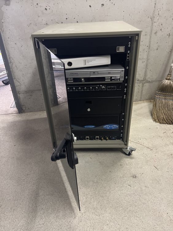 Professionelles 19-Zoll Rack mit Netzwerktechnik zu verkaufe (Gebraucht ...